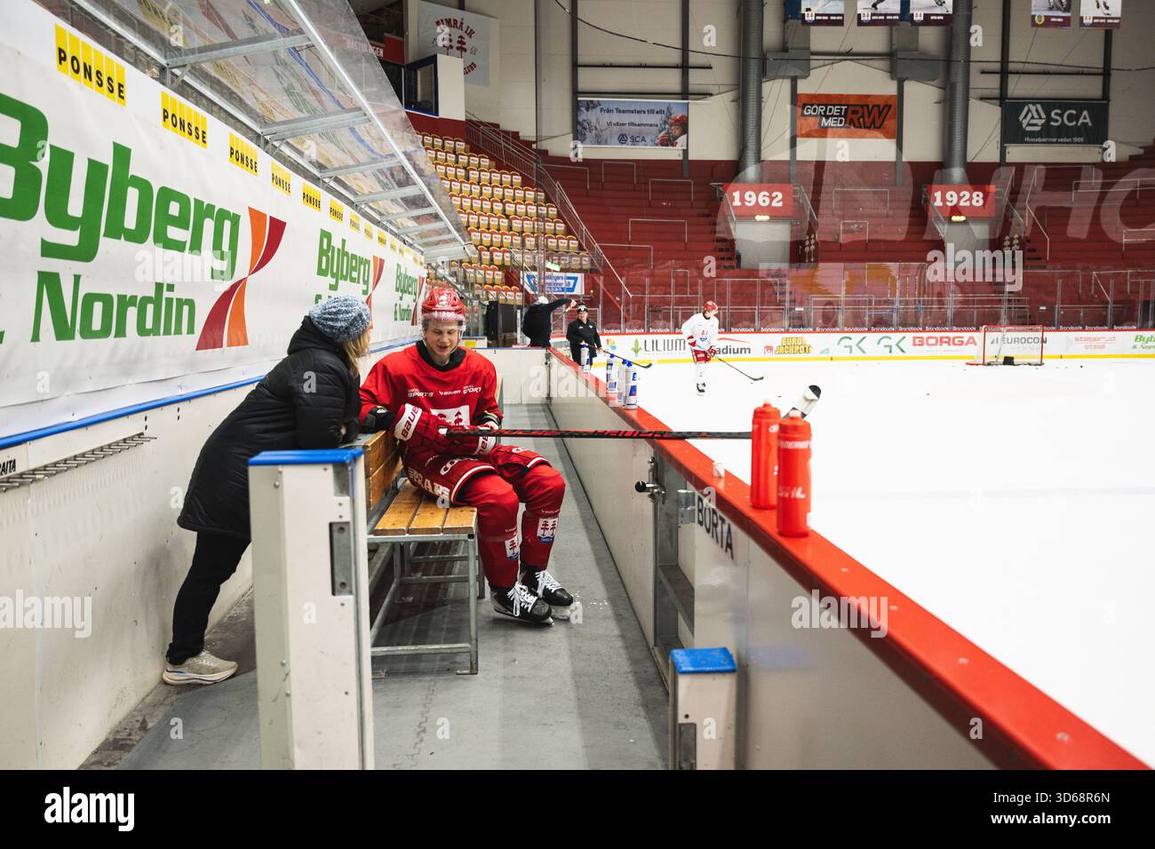 251119 Timrås Eddie Genborg tillsammans med sin mamma den 19 november ...
