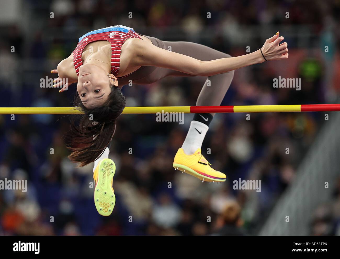 (251119) -- GUANGZHOU, Nov. 19, 2025 (Xinhua) -- Lu Jiawen of Shanghai ...