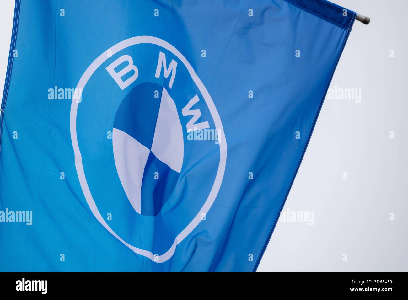 Flagge mit BMW-Logo an einem Autohaus *** Flag with BMW logo on a car ...