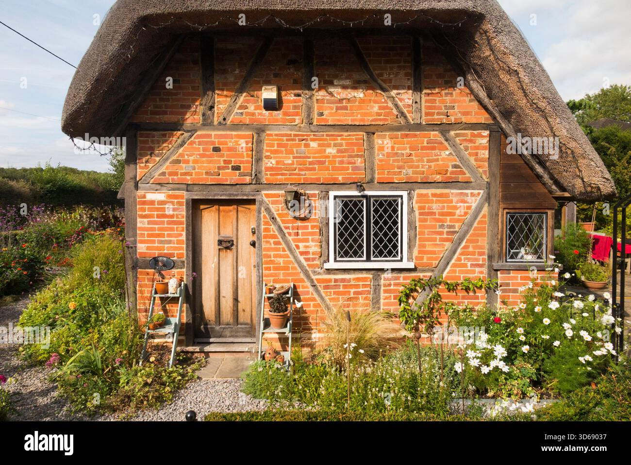 Traditional thatched house / cottage in Longparish, Andover, Hampshire ...