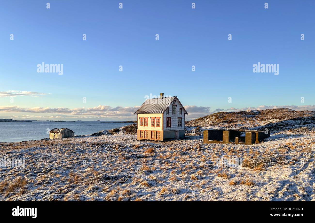 Lonely house on island hi-res stock photography and images - Alamy