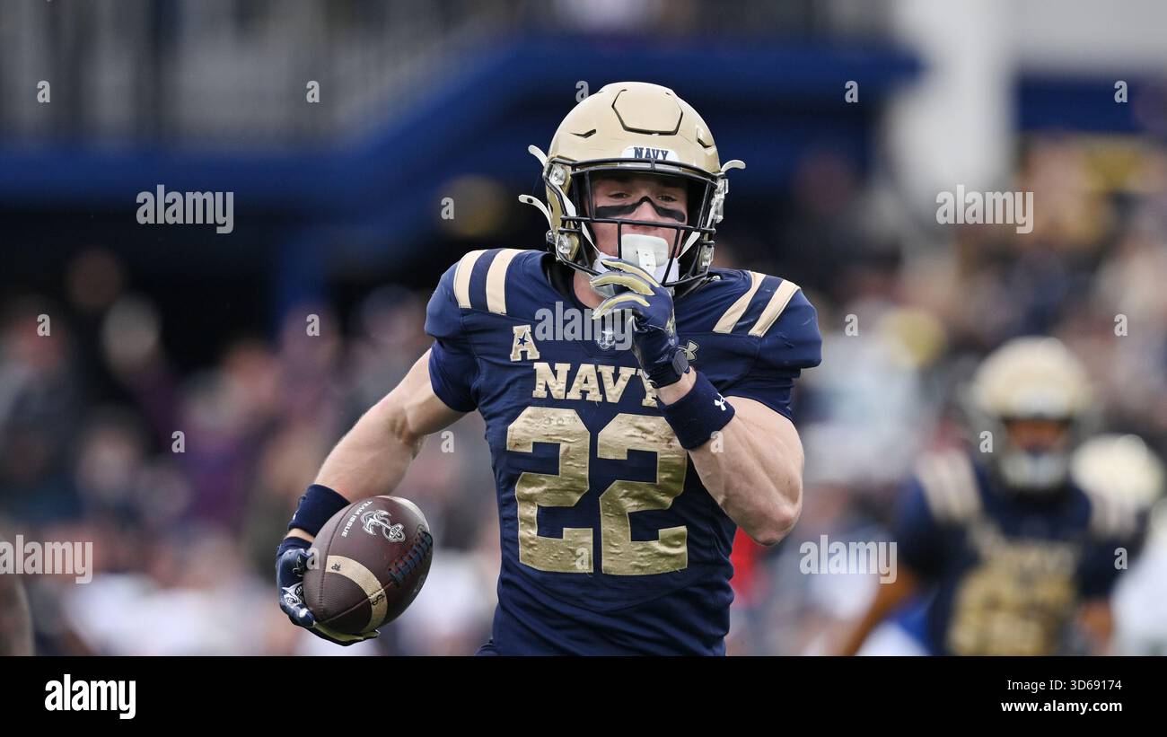 Navy running back Eli Heidenreich (22) catches a pass and runs during ...