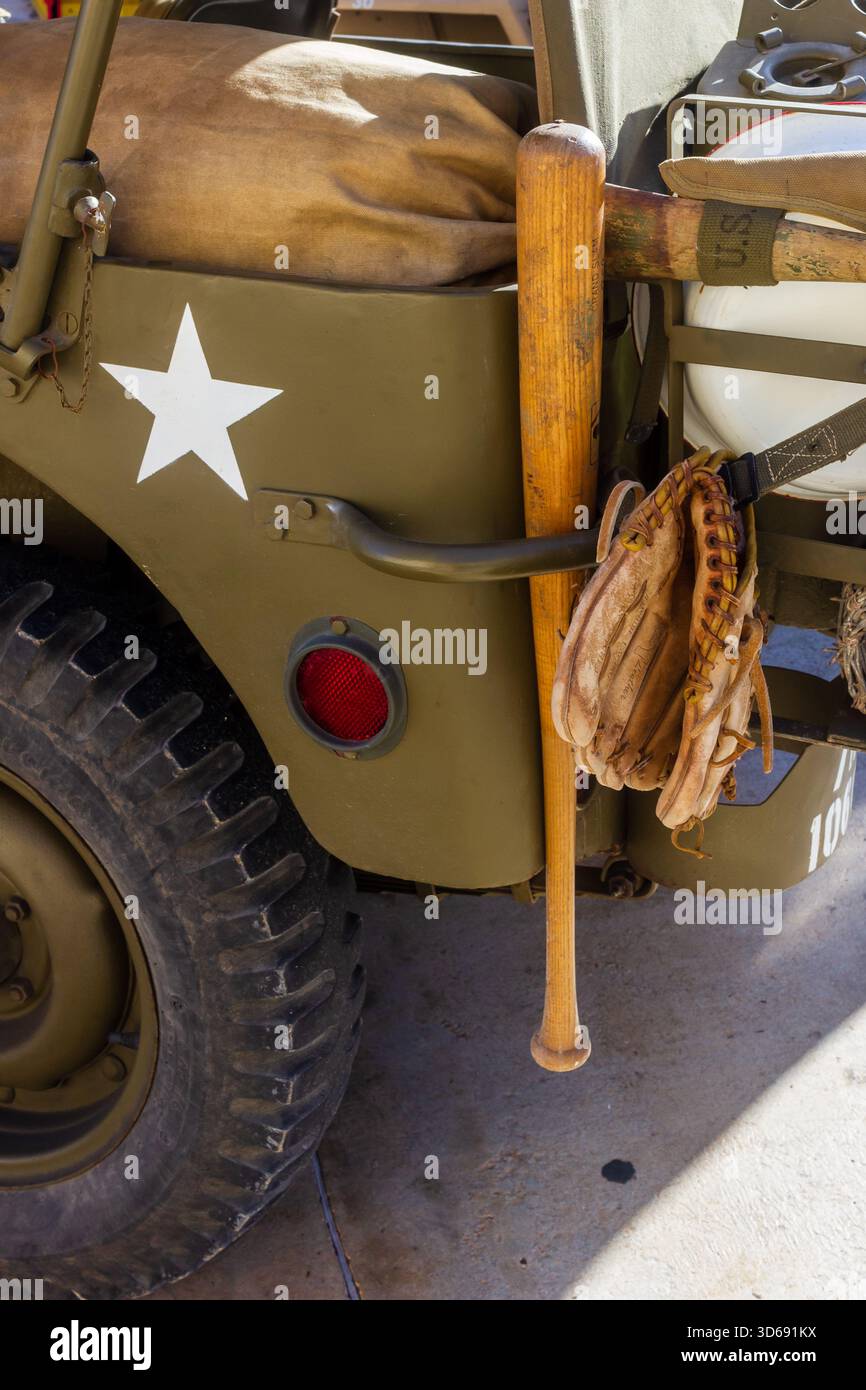 Vintage military jeep exterior hi-res stock photography and images - Alamy