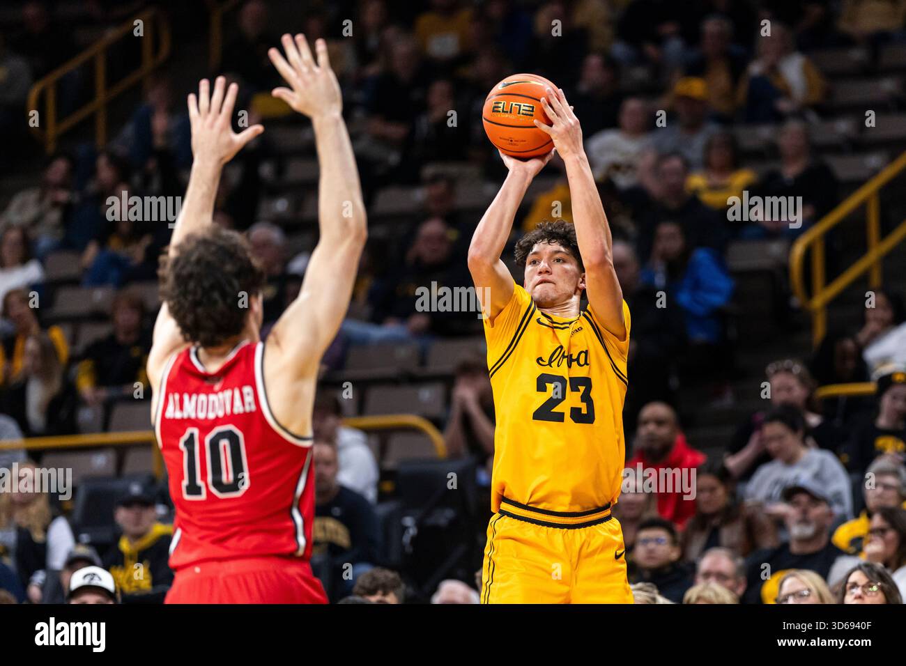Iowa Hawkeyes guard Isaia Howard (23) shoots the ball during a game ...