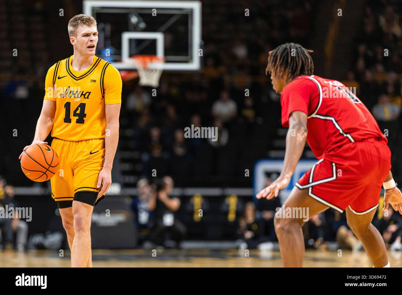 Iowa Hawkeyes guard Bennett Stirtz (14) surveys the defense during a ...