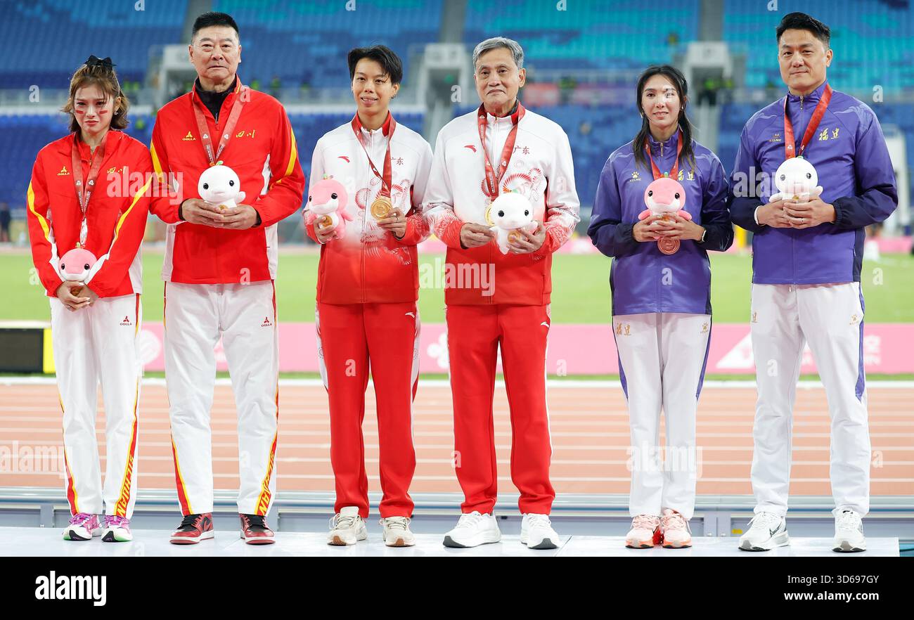 (251119) -- GUANGZHOU, Nov. 19, 2025 (Xinhua) -- Gold medalist Liu ...