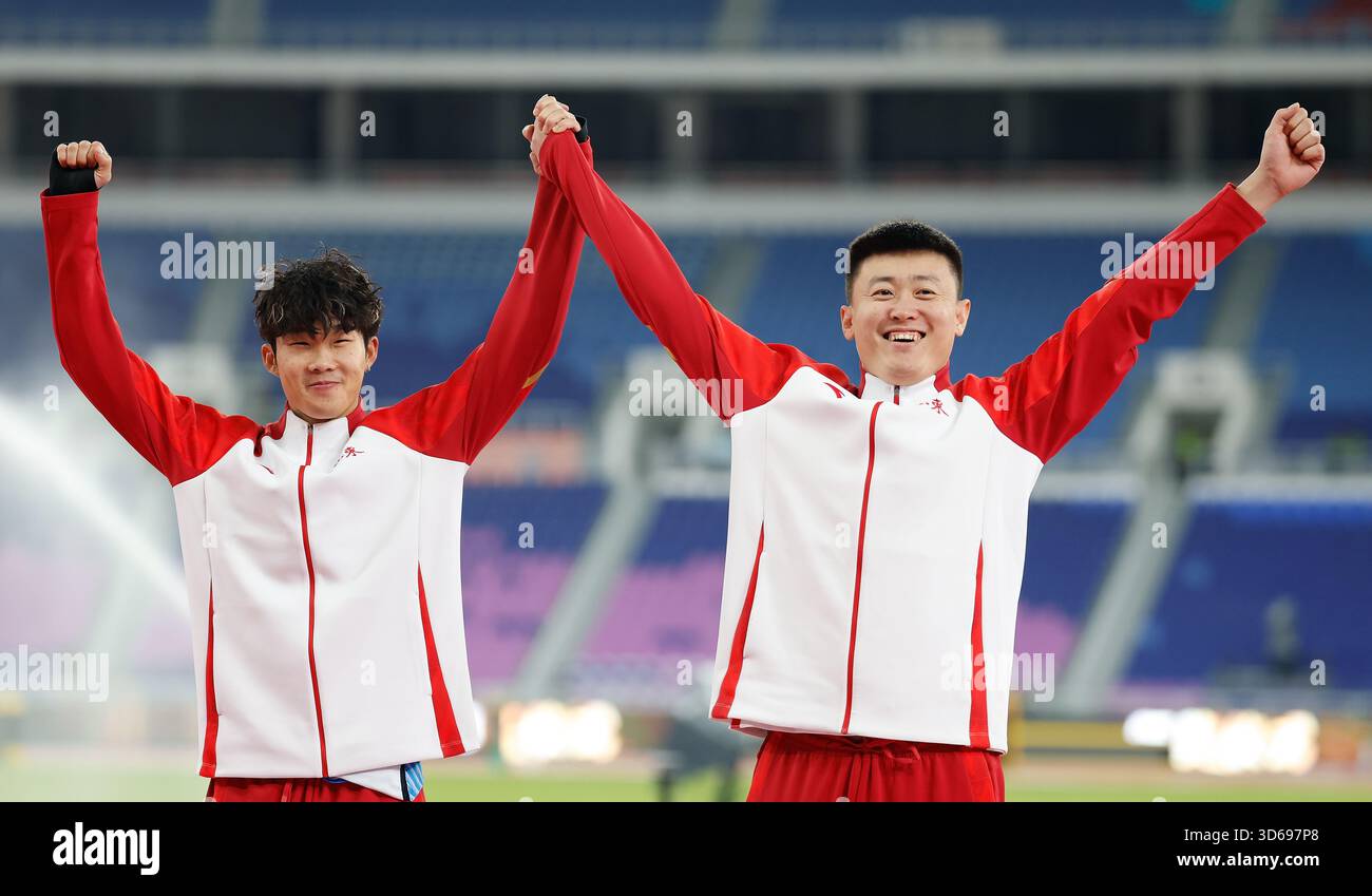 (251119) -- GUANGZHOU, Nov. 19, 2025 (Xinhua) -- Gold medalist Li Chenyang (L) of Shandong ...