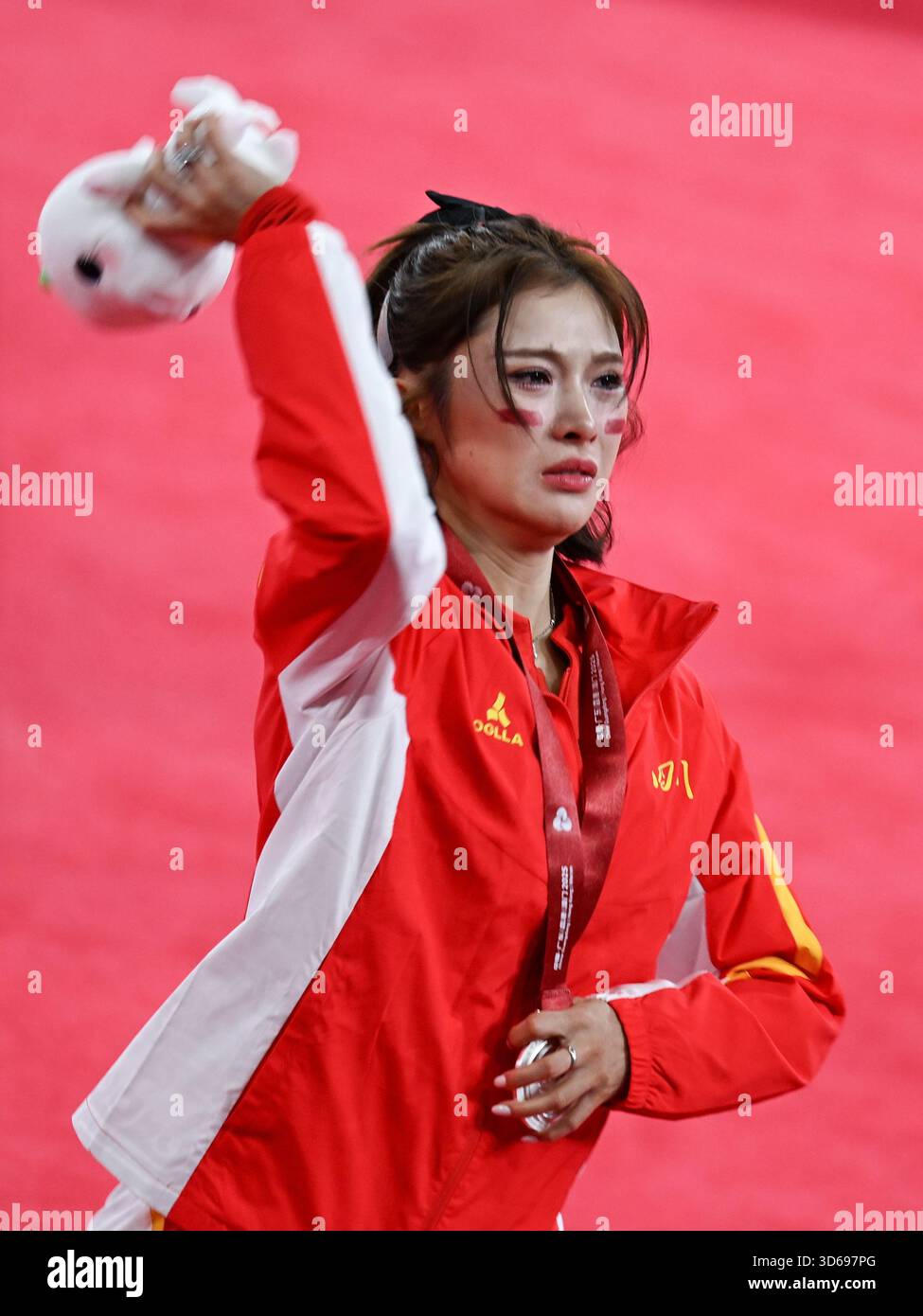 (251119) -- GUANGZHOU, Nov. 19, 2025 (Xinhua) -- Silver medalist Wu ...