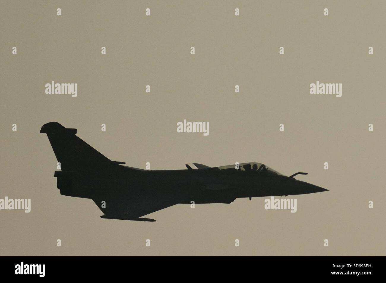 A Rafael fighter jet performs at the Dubai Air Show, United Arab ...