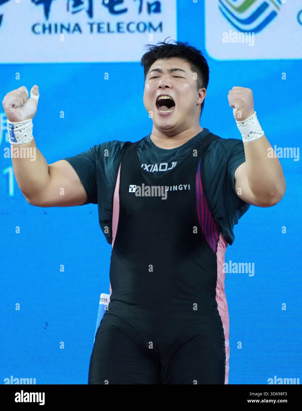(251119) -- DONGGUAN, Nov. 19, 2025 (Xinhua) -- Wang Zhihao reacts in ...