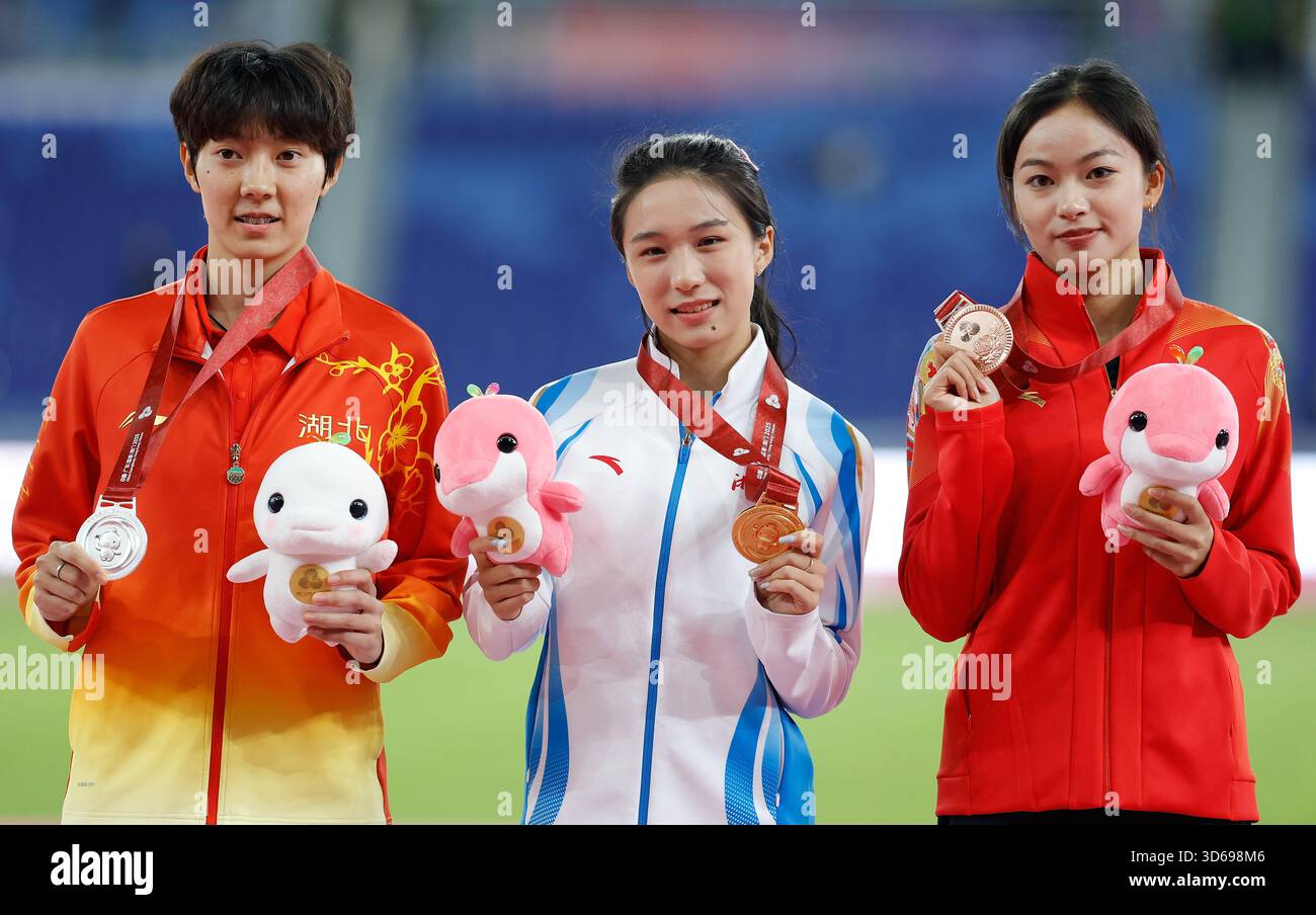 (251119) -- GUANGZHOU, Nov. 19, 2025 (Xinhua) -- Gold medalist Chen Yujie (C) of Zhejiang ...