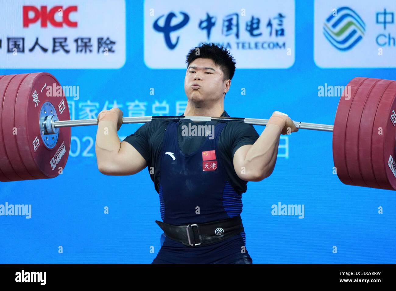 (251119) -- DONGGUAN, Nov. 19, 2025 (Xinhua) -- Liu Huanhua of Tianjin ...