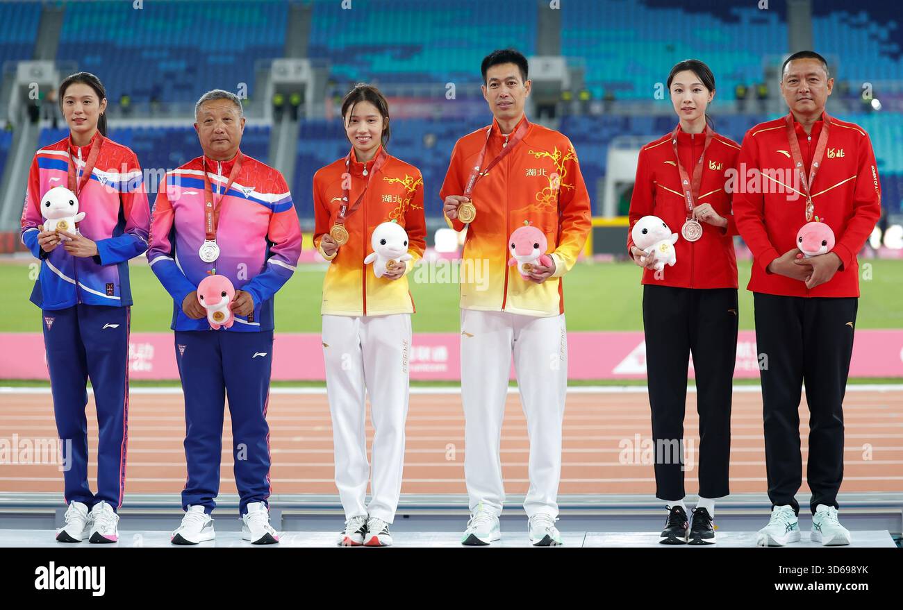 (251119) -- GUANGZHOU, Nov. 19, 2025 (Xinhua) -- Gold medalist Shao ...
