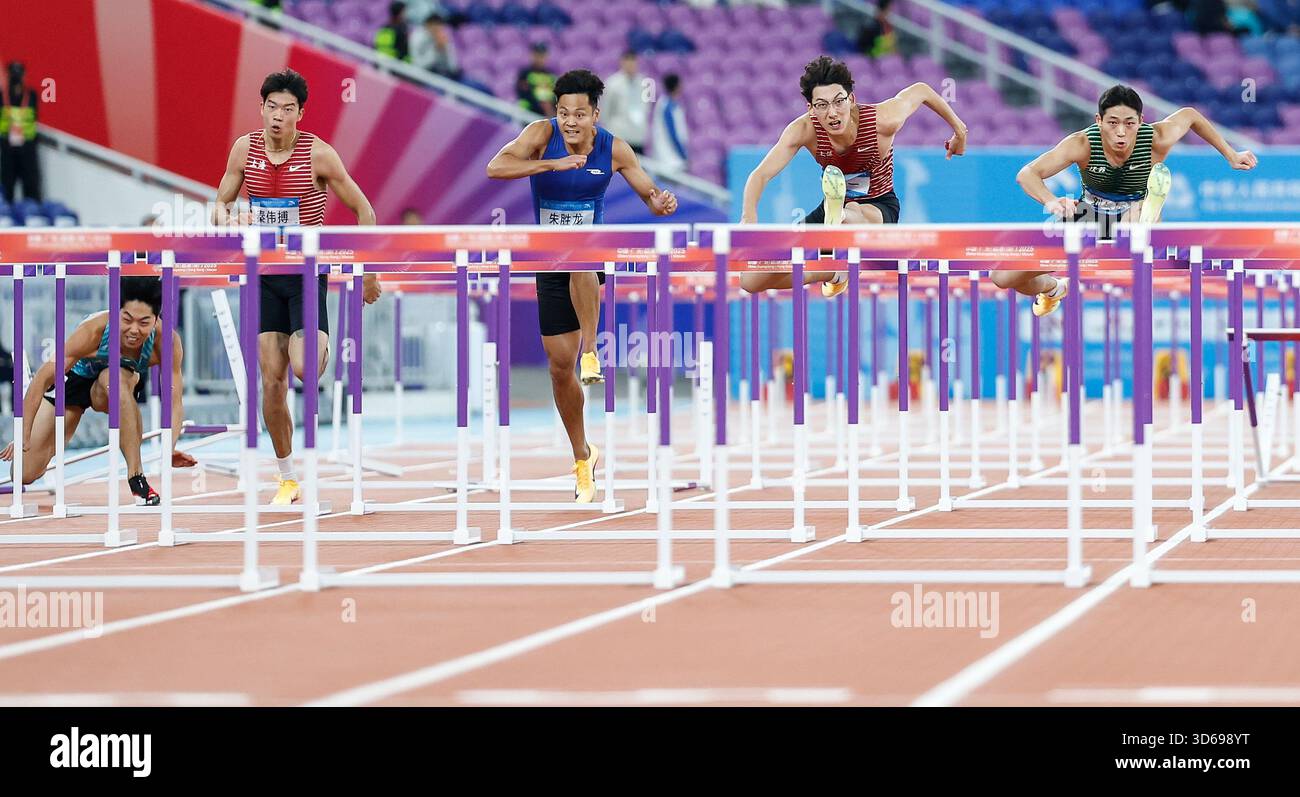 (251119) -- GUANGZHOU, Nov. 19, 2025 (Xinhua) -- Xu Zhuoyi (2nd R) of ...