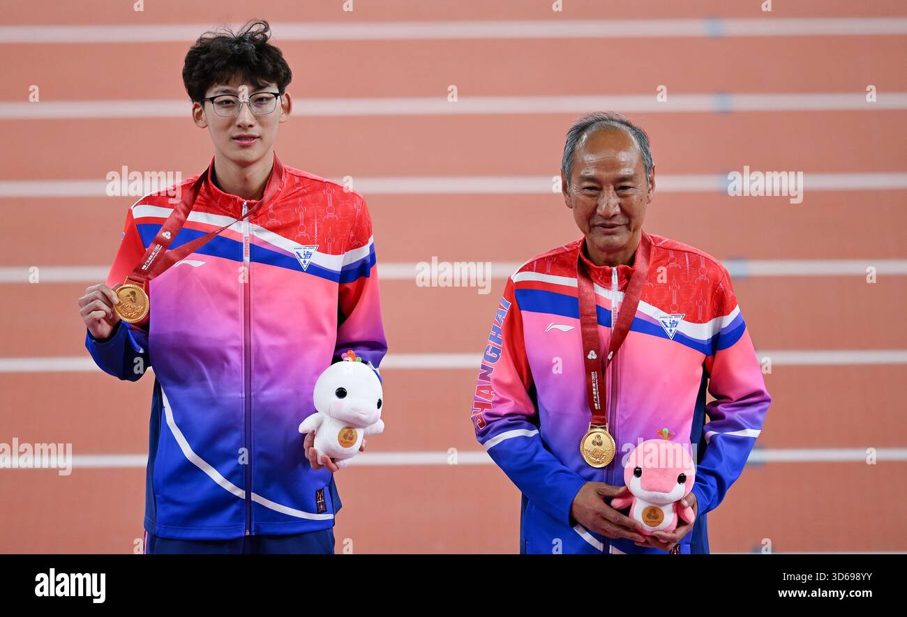 (251119) -- GUANGZHOU, Nov. 19, 2025 (Xinhua) -- Gold medalist Xu ...