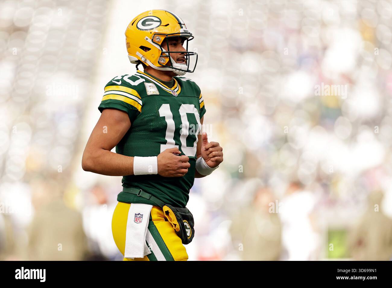 Green Bay Packers quarterback Jordan Love (10) warms up before an NFL ...