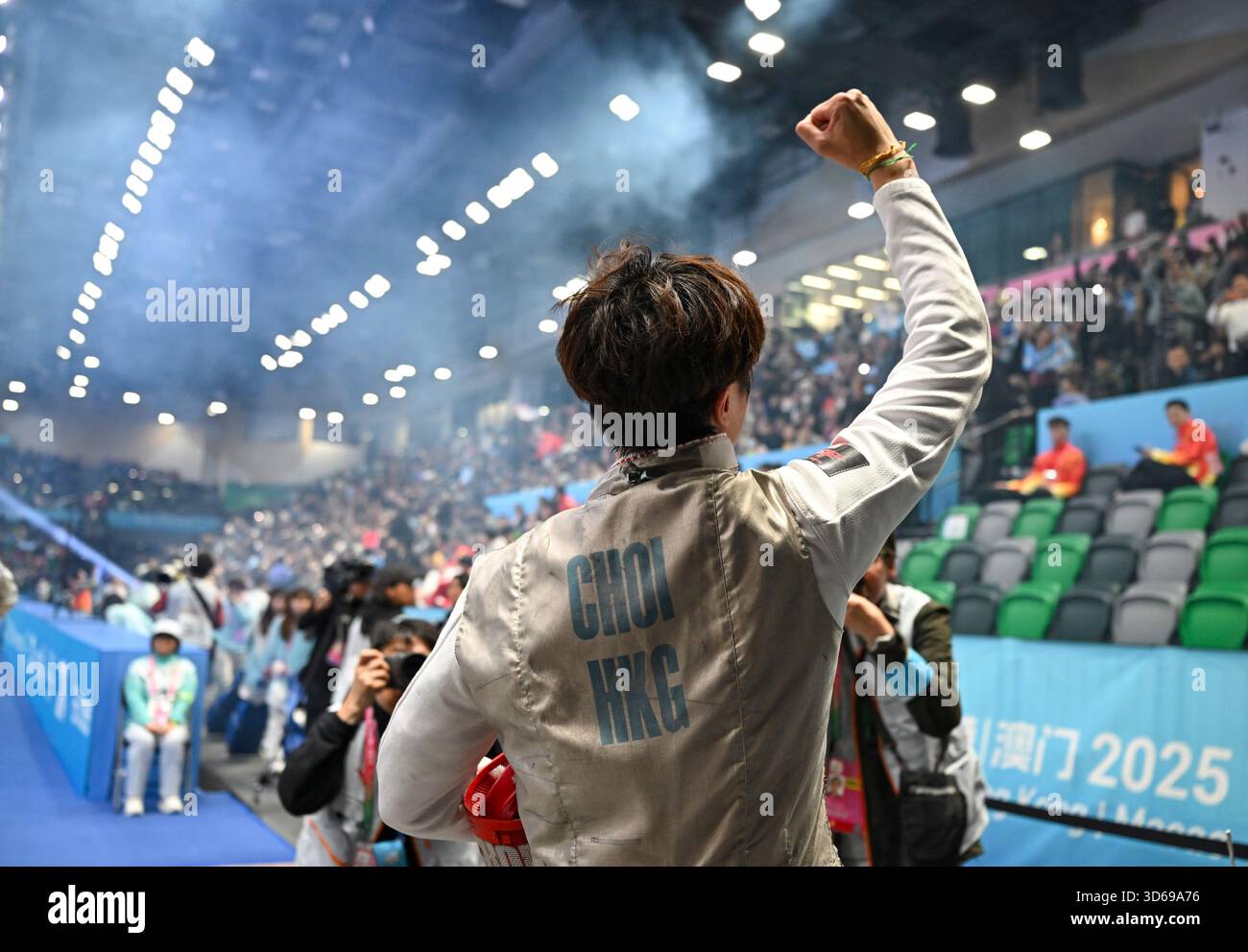 (251119) -- HONG KONG, Nov. 19, 2025 (Xinhua) -- Choi Chun Yin (L) of ...