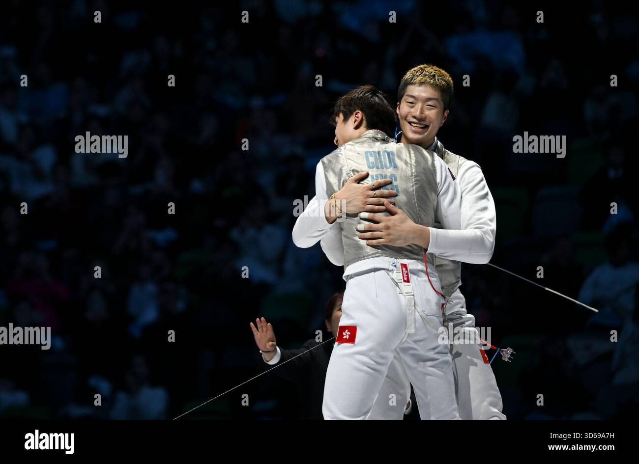 (251119) -- HONG KONG, Nov. 19, 2025 (Xinhua) -- Choi Chun Yin (L) of ...