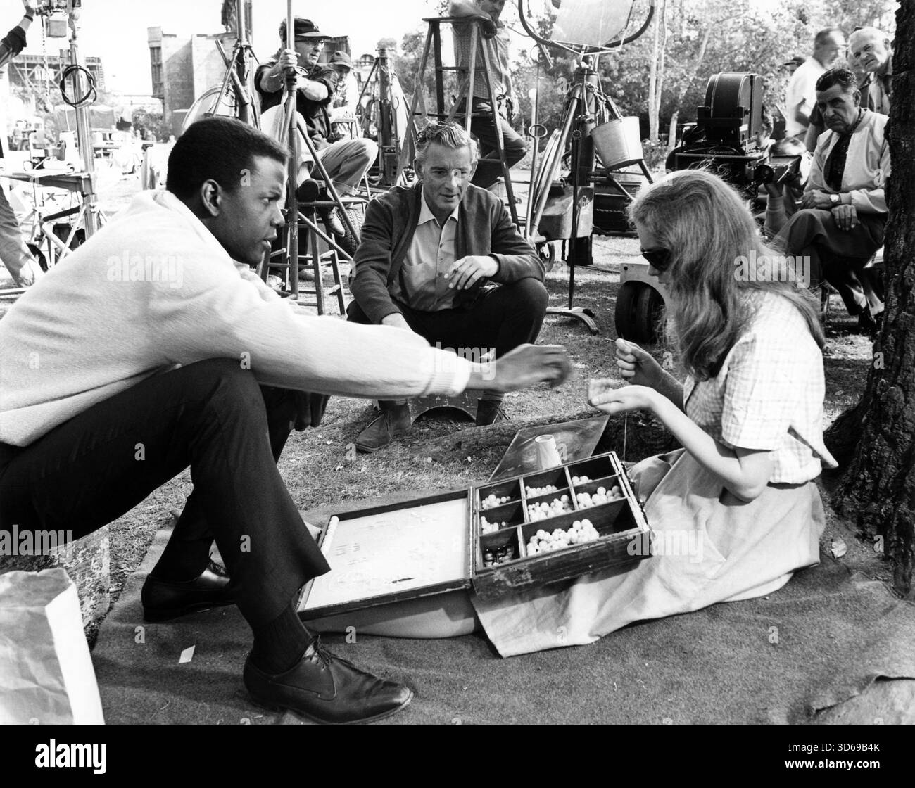 A Patch of Blue USA, 1965 Directed by: Guy Green Green on the set with ...