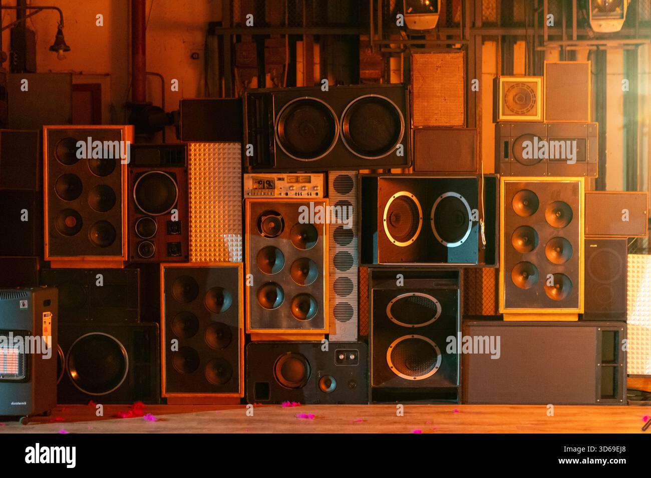 Vintage Speaker Wall: Retro Audio Equipment Collection Stock Photo - Alamy