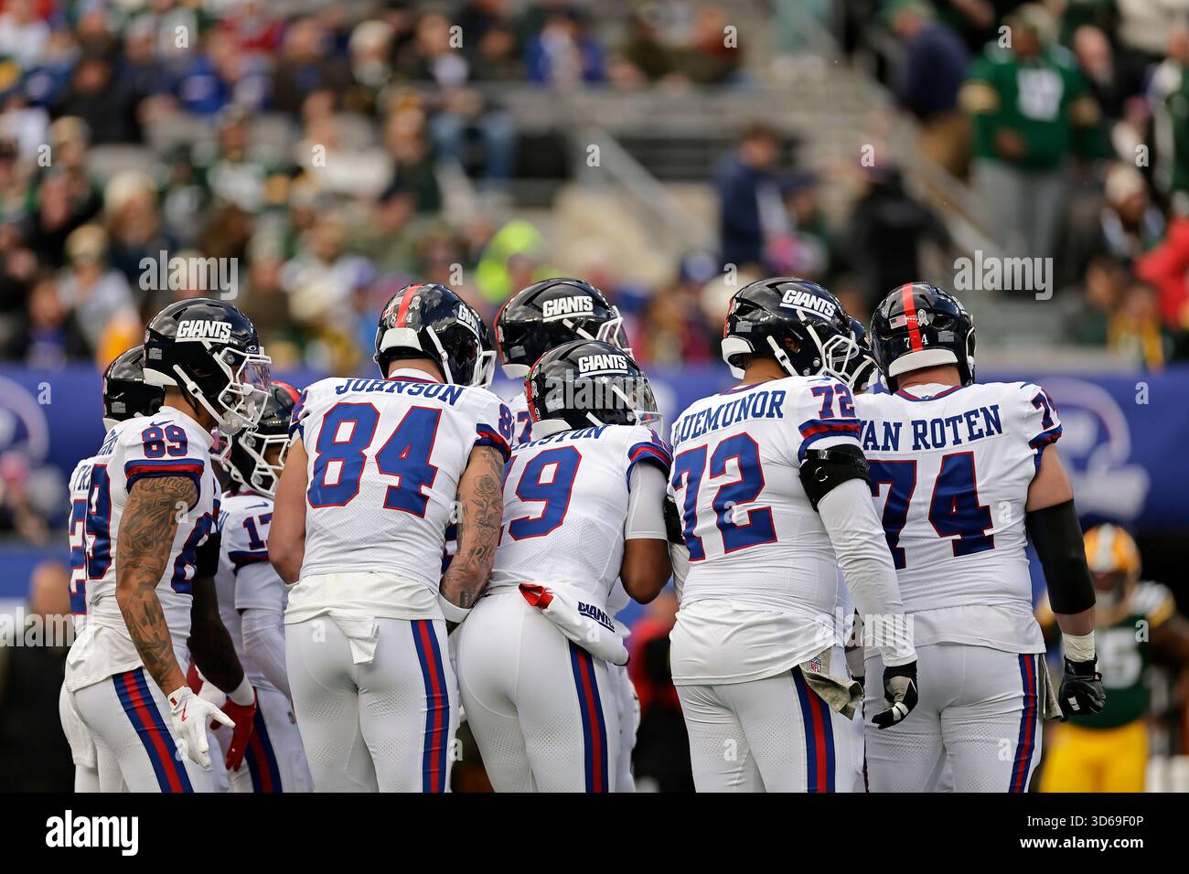 New York Giants quarterback Jameis Winston (19) huddles with teammates ...