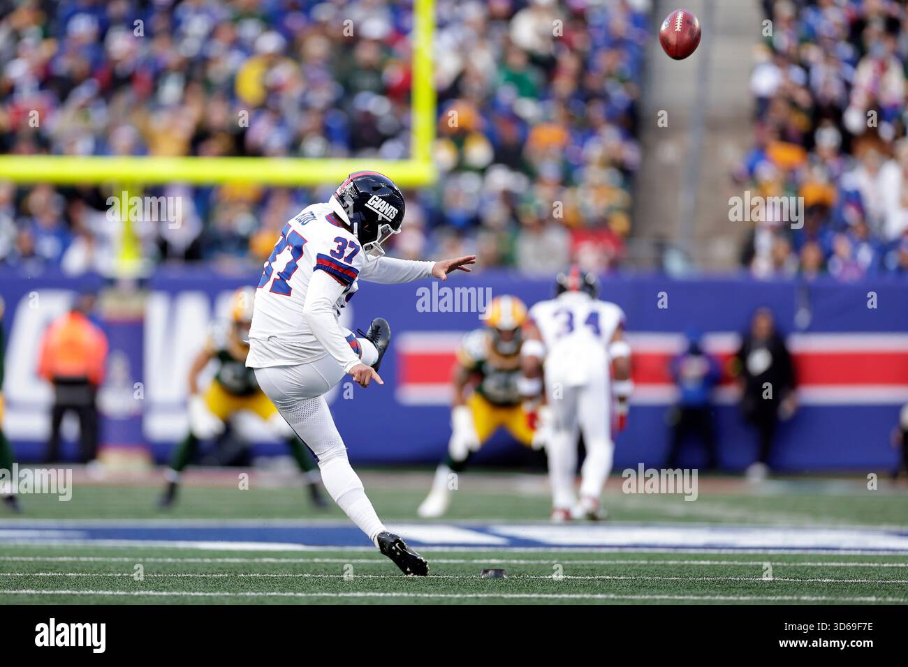 New York Giants place kicker Younghoe Koo (37) during an NFL football ...