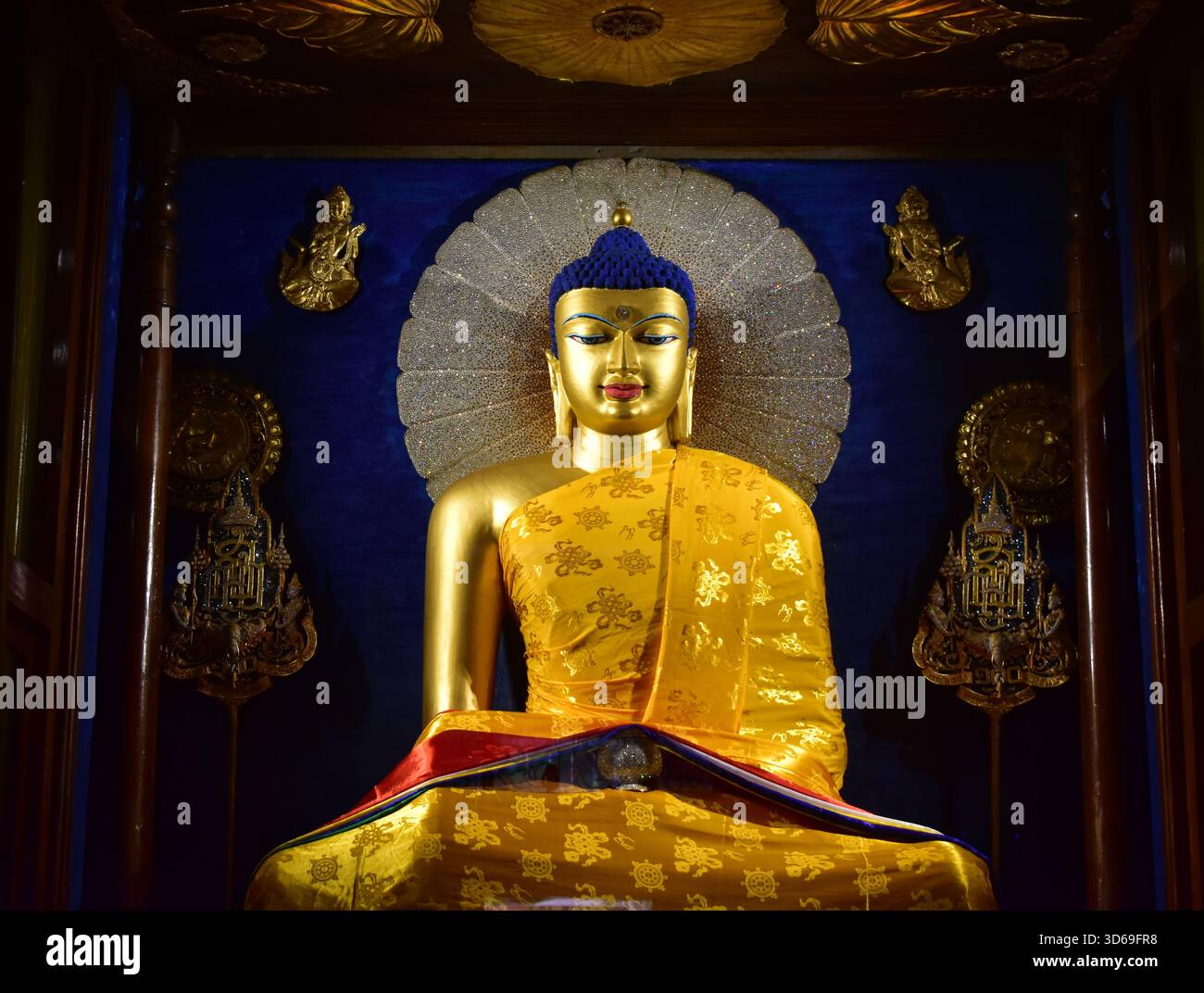 Lord buddha statue inside mahabodhi temple bodh gaya hi-res stock ...