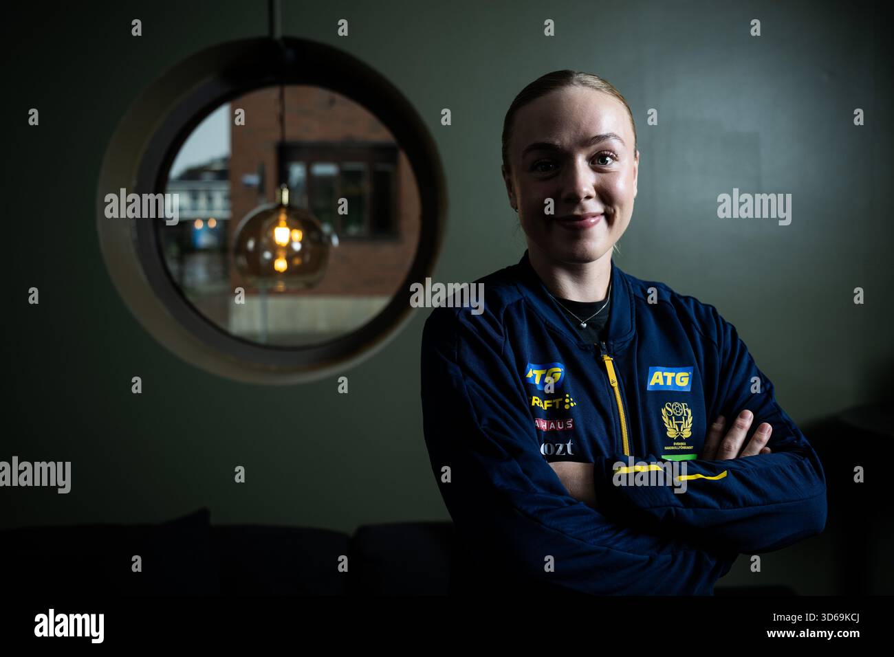 251119 Vilma Matthijs Holmberg poserar för ett porträtt under en ...