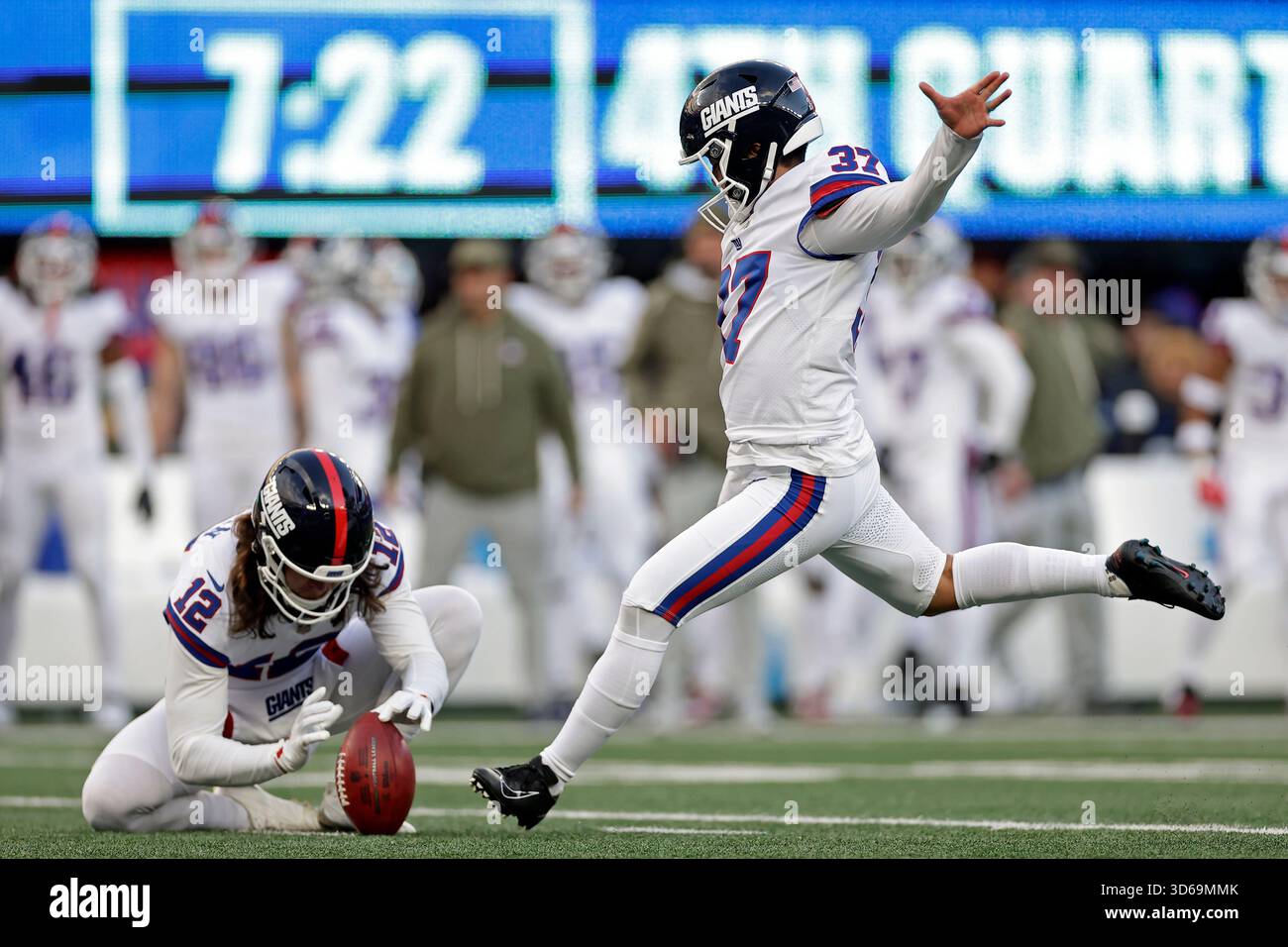 New York Giants place kicker Younghoe Koo (37) during an NFL football ...