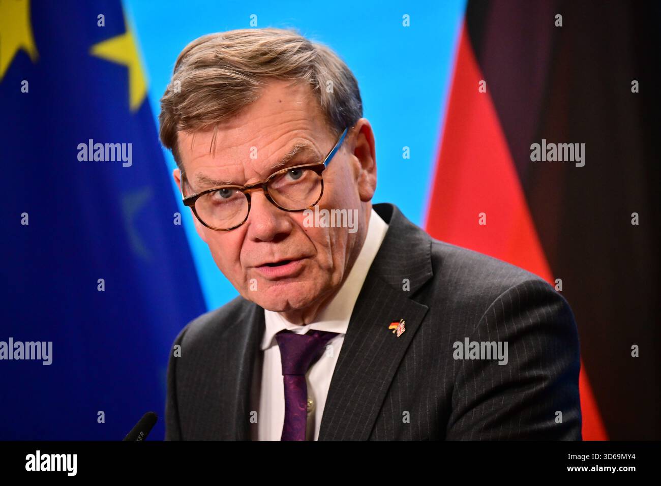 19 November 2025, Berlin: Federal Foreign Minister Johann Wadephul (CDU ...