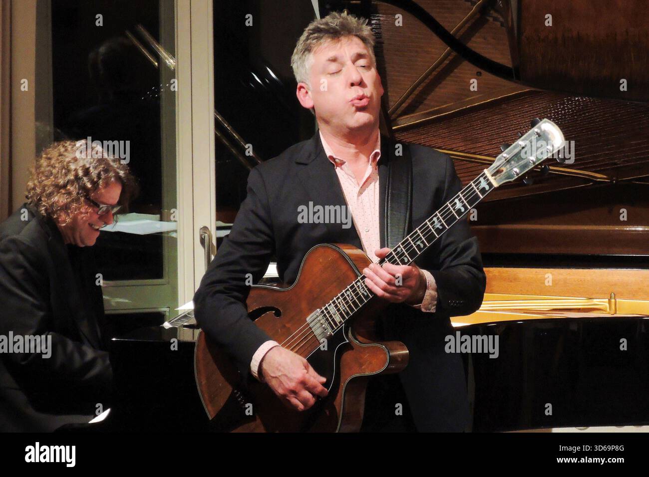 Der amerikanische Jazz-Gitarrist Peter Bernstein mit dem Pianisten ...