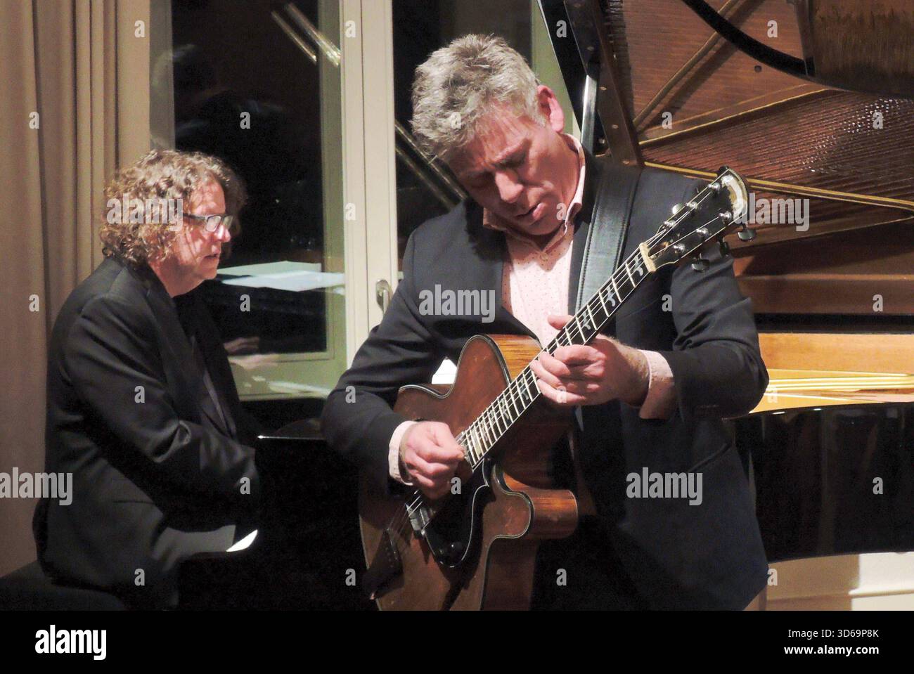 Der amerikanische Jazz-Gitarrist Peter Bernstein mit dem Pianisten ...