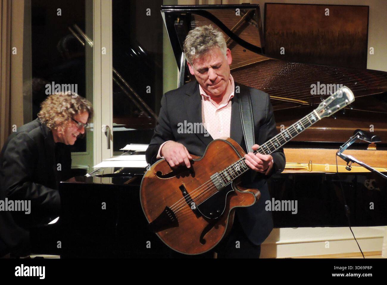 Der amerikanische Jazz-Gitarrist Peter Bernstein mit dem Pianisten ...