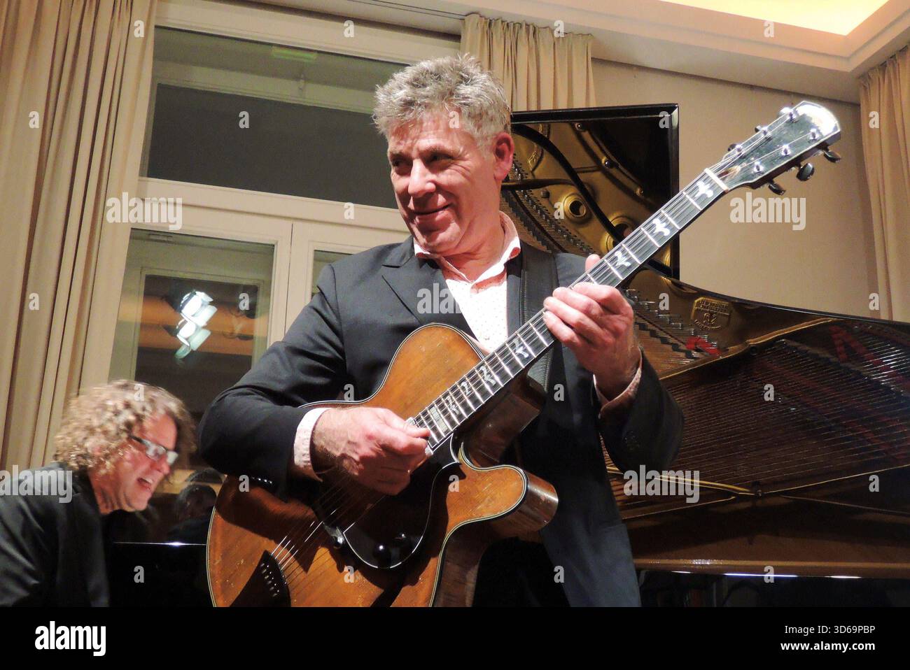 Der amerikanische Jazz-Gitarrist Peter Bernstein mit dem Pianisten ...