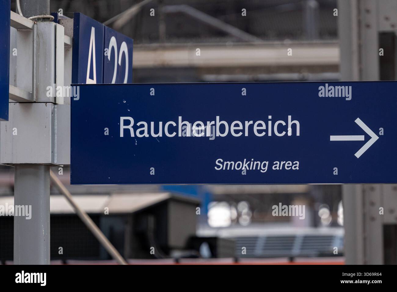 Hinweisschild Raucherbereich im Bahnhof 17.11.25, Frankfurt: Symbolfoto ...