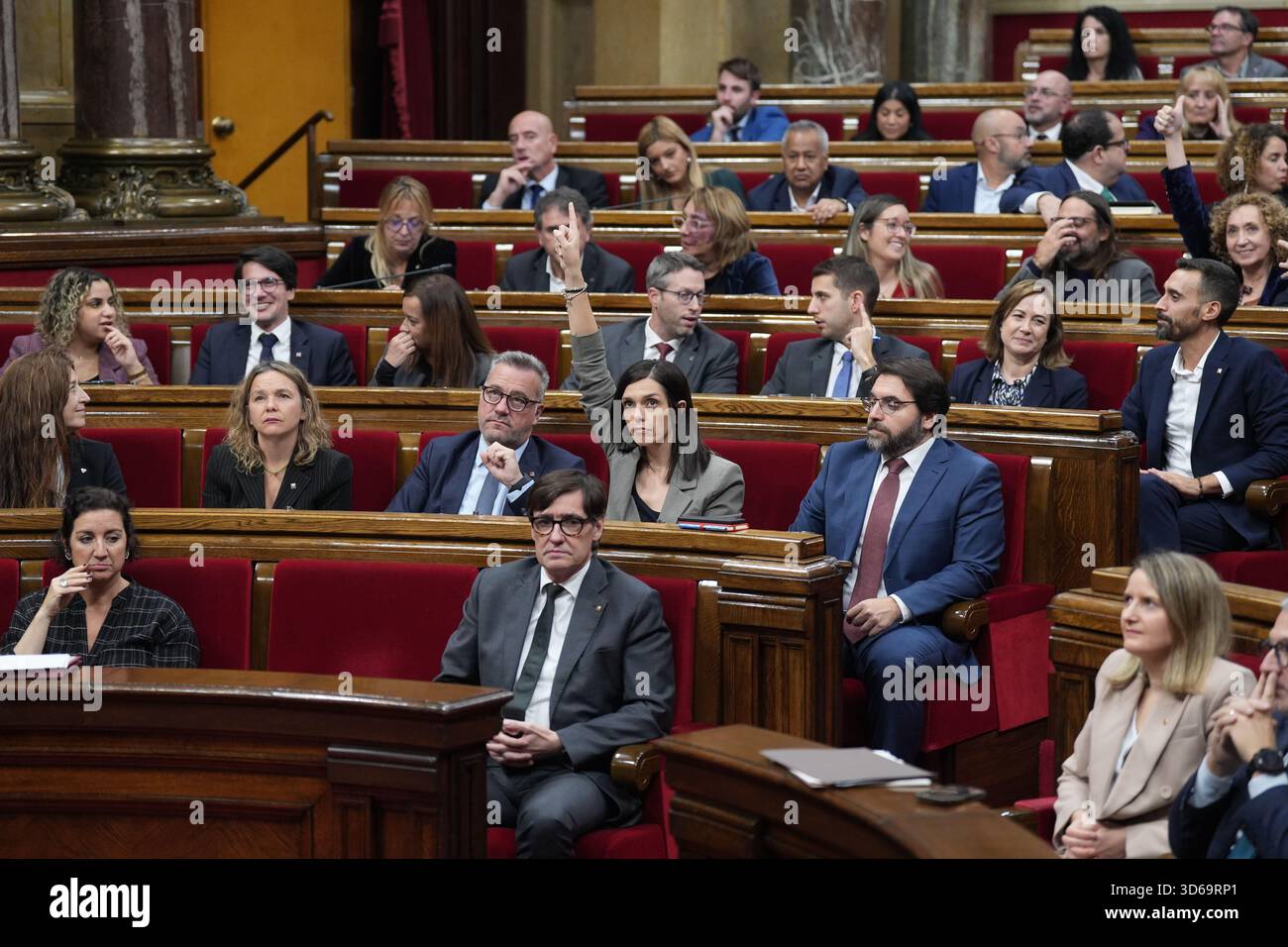 The president Salvador Illa (c) during a session of control to the ...