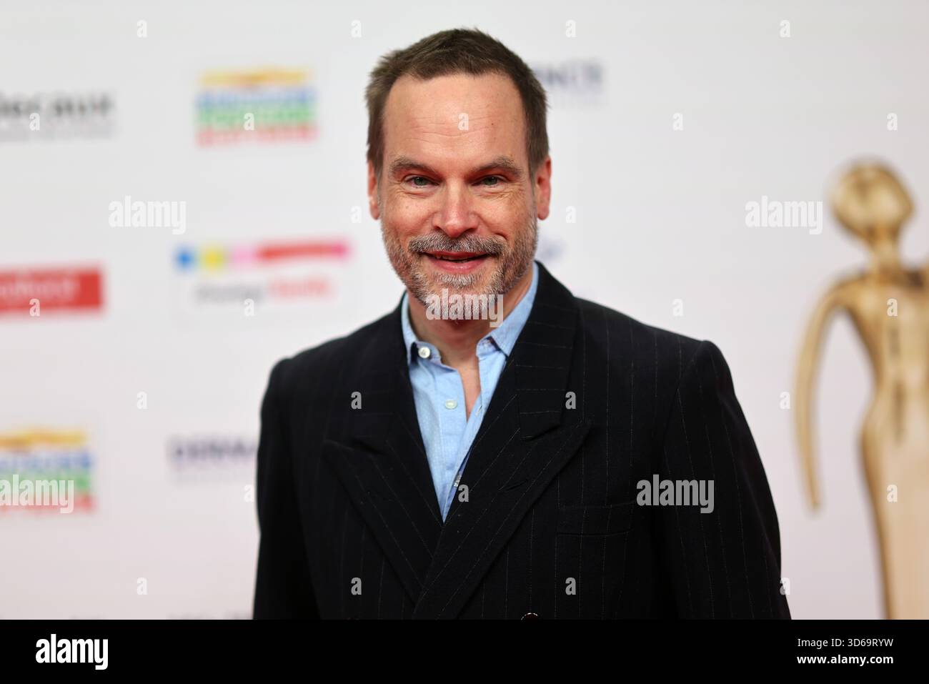 19 November 2025, Hamburg: Wanja Mues comes to the "Goldene Bild der ...