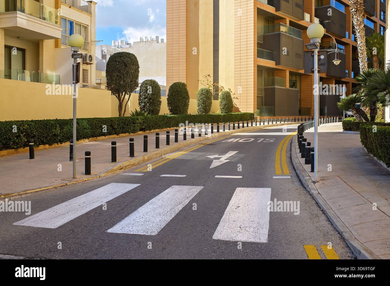 Directional bollards hi-res stock photography and images - Alamy