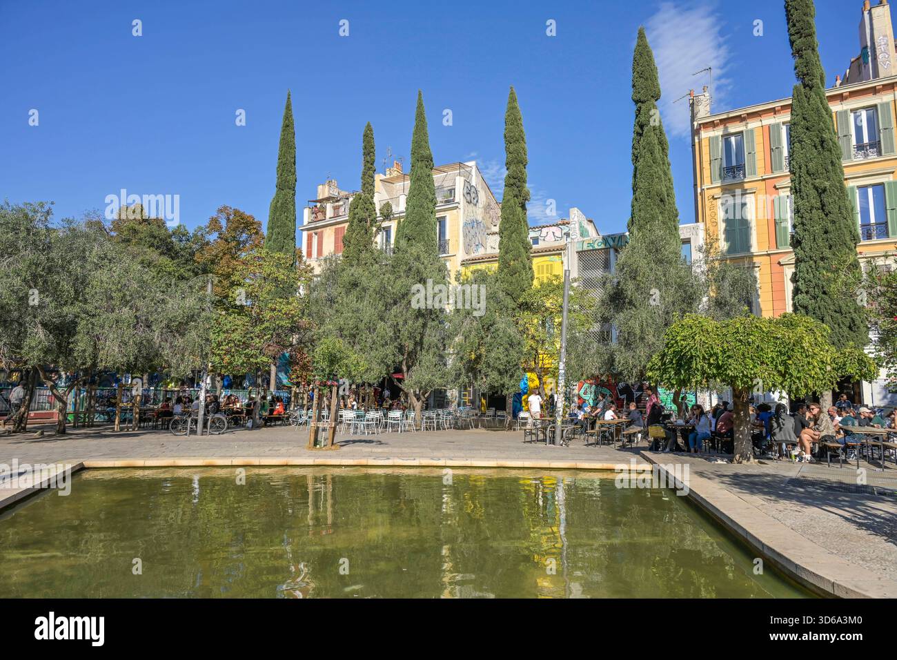 Teich, Brunnen, kleiner Park im Szeneviertel Cours Julien, Marseille ...