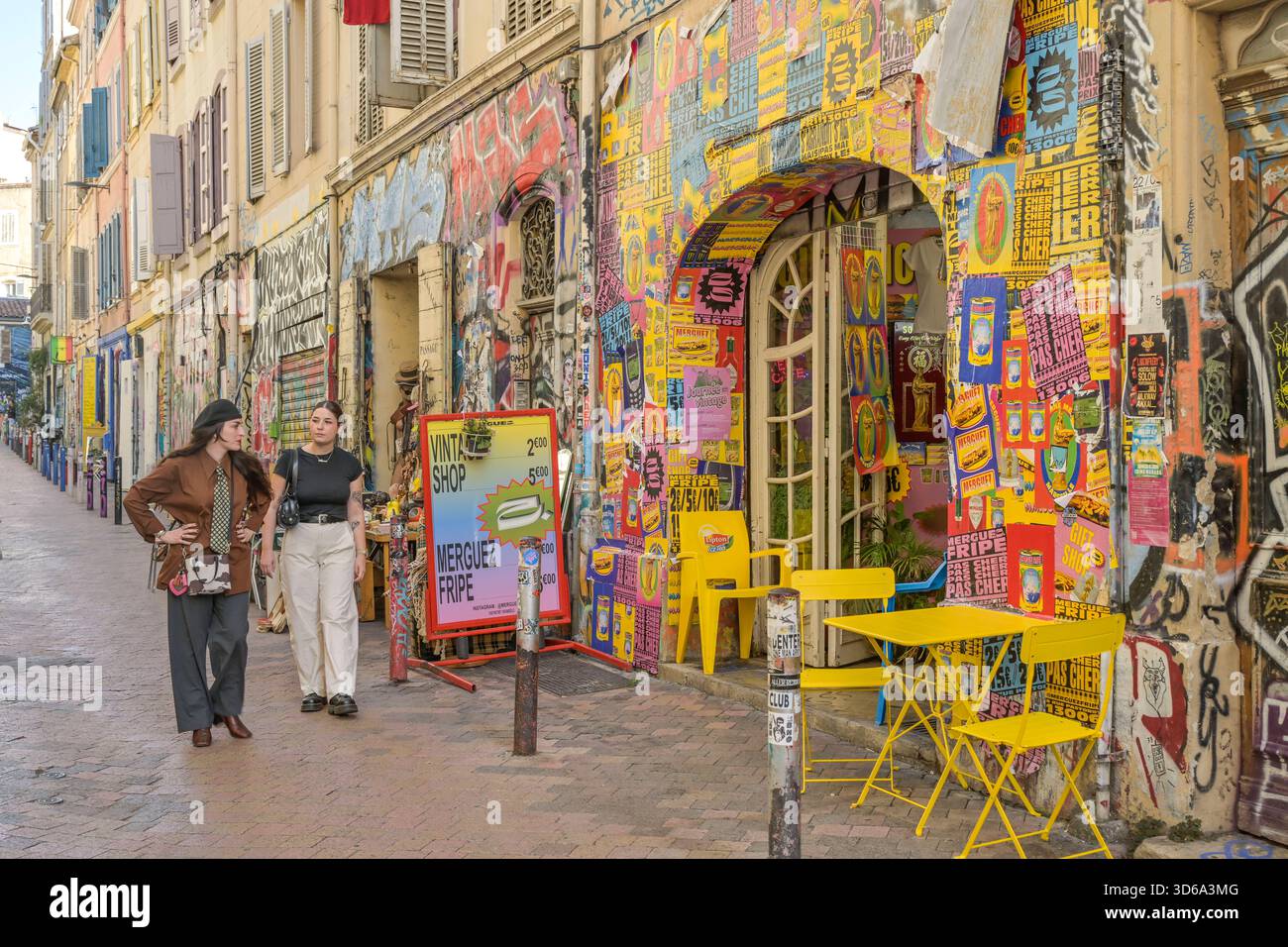 Passanten, Graffiti, Rue Pastoret, Szeneviertel Cours Julien, Marseille ...