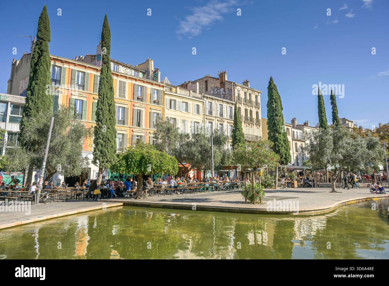 Teich, Brunnen, kleiner Park im Szeneviertel Cours Julien, Marseille ...
