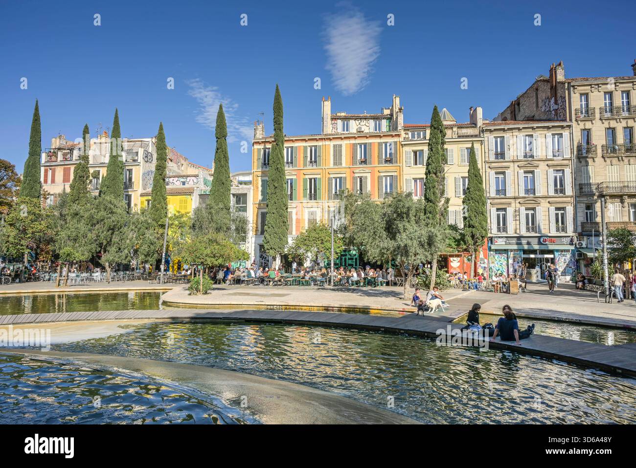 Brunnen, kleiner Park im Szeneviertel Cours Julien, Marseille ...