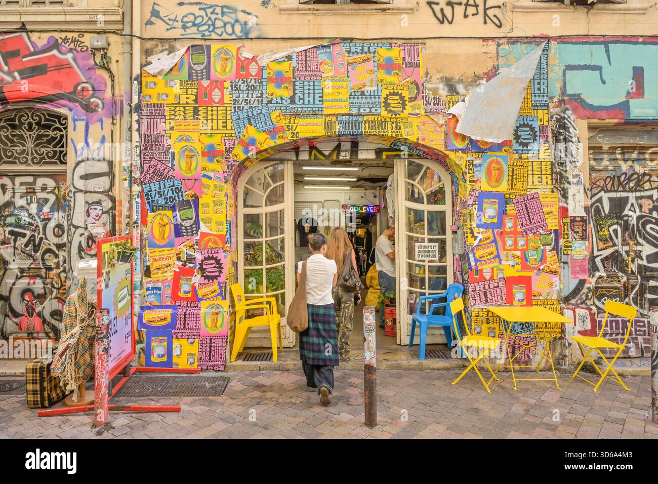 Passanten, Graffiti, Rue Pastoret, Szeneviertel Cours Julien, Marseille ...