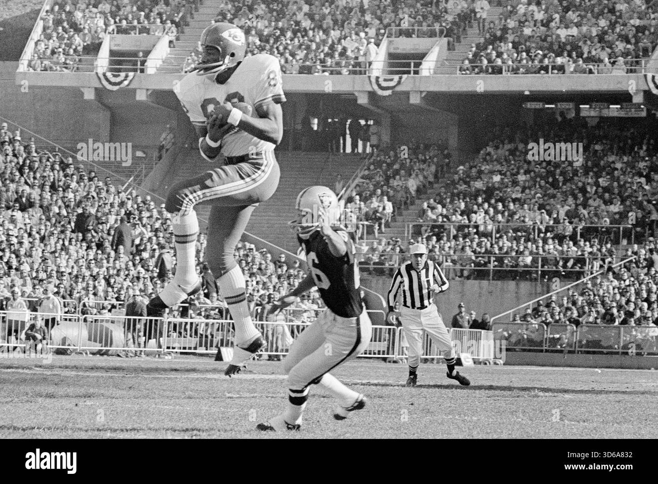 FILE - Kansas City Chiefs' Otis Taylor (89) catches a first quarter ...