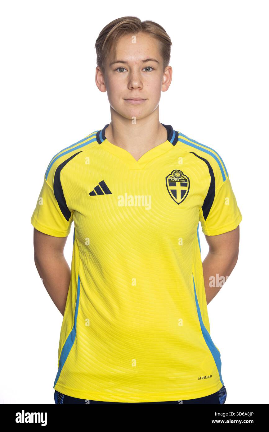 251119 Lova Braam poserar för ett porträtt under en fotografering med ...