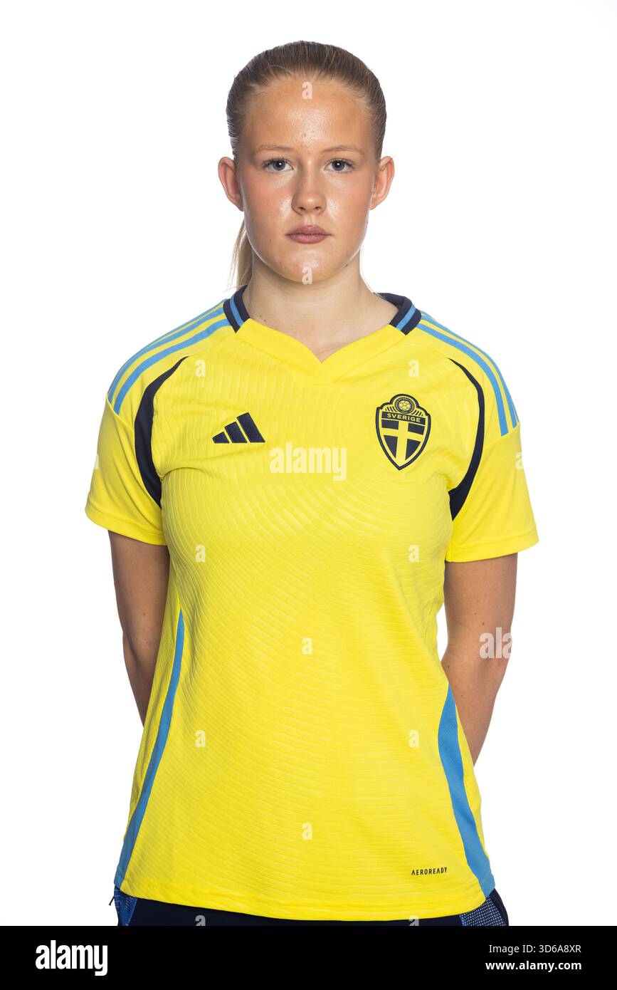 251119 Moa Nordemo poserar för ett porträtt under en fotografering med ...