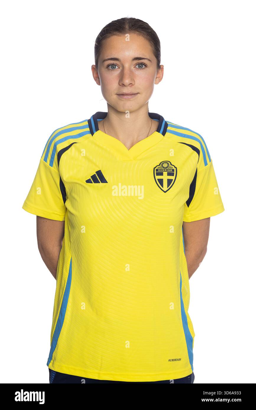 251119 Linnea Åkesson poserar för ett porträtt under en fotografering ...