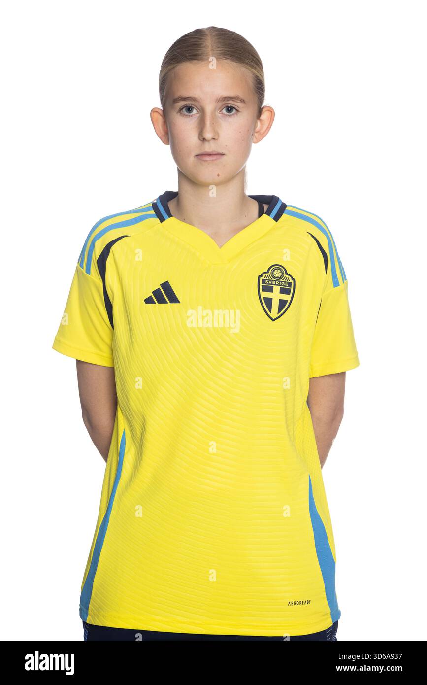 251119 Nike Forslund poserar för ett porträtt under en fotografering ...