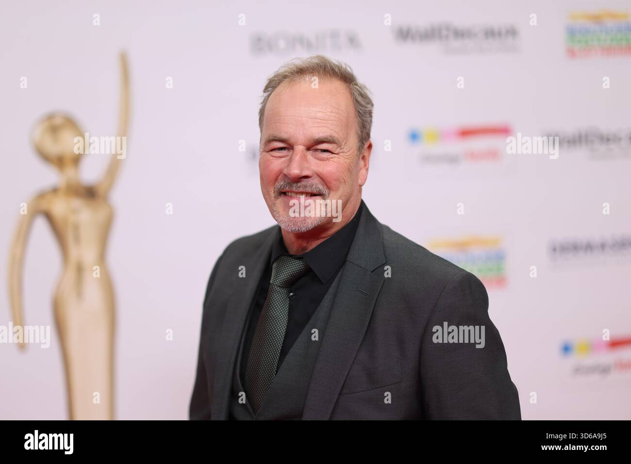 19 November 2025, Hamburg: Actor Till Demtroeder comes to the "Goldene ...