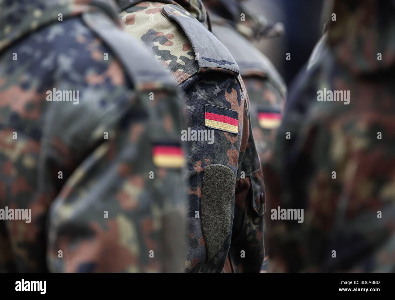 19 November 2025, Rhineland-Palatinate, Mainz: Soldiers wear German ...